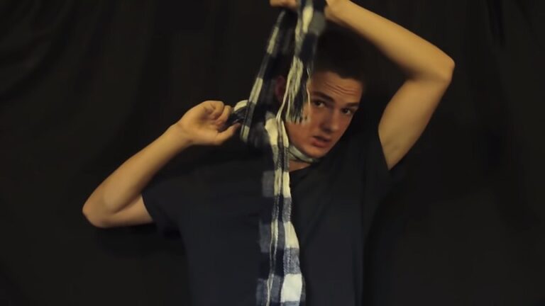How the “Scarf through neck” trick works (step by step guide)