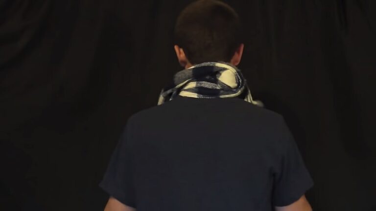 How the “Scarf through neck” trick works (step by step guide)