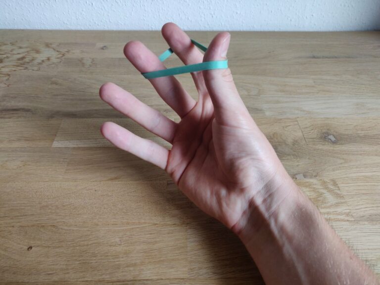 Rubber band through finger trick: Tutorial with images