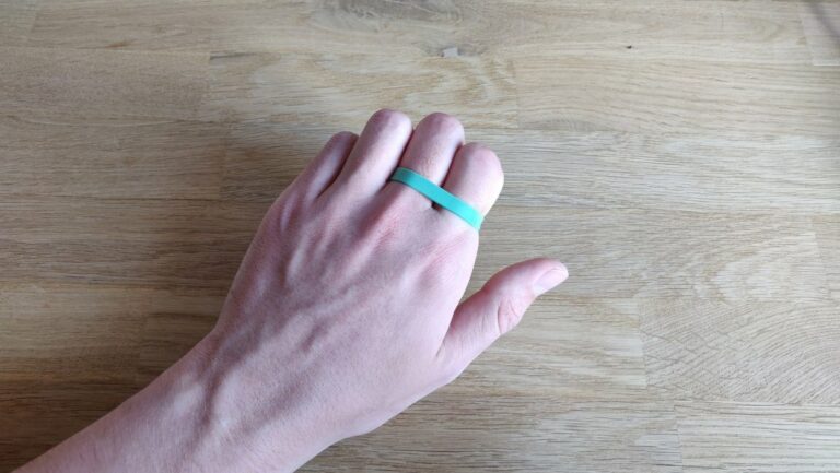 3 Rubber band tricks with hands: Easy tutorials with images
