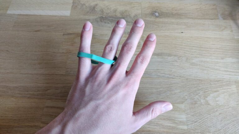 3 Rubber band tricks with hands: Easy tutorials with images