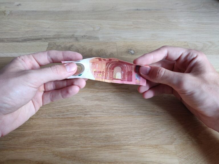 “Floating dollar bill” trick revealed: How to levitate money