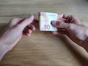 “Floating dollar bill” trick revealed: How to levitate money